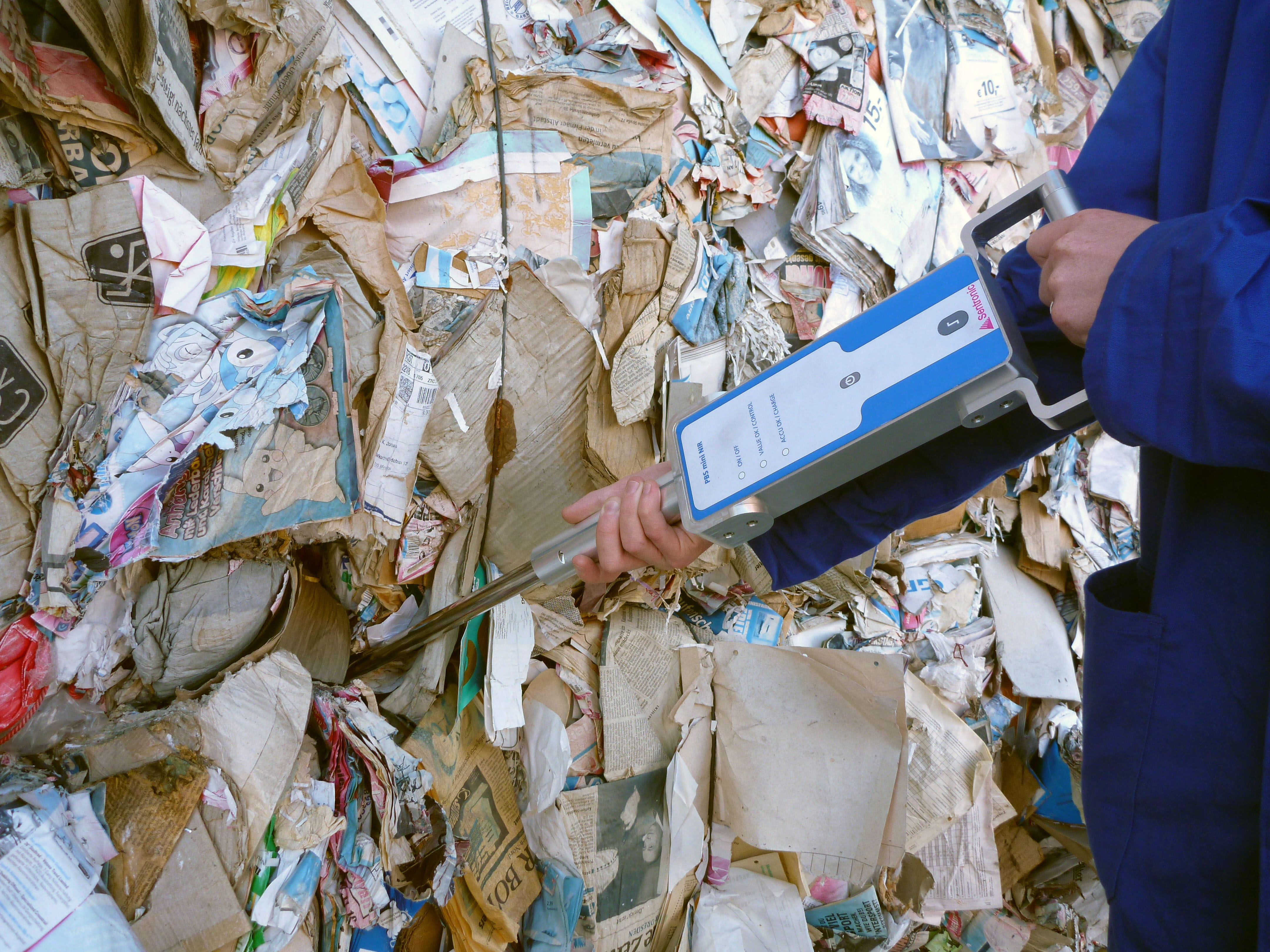 Manual quality control of baled paper for recycling (PaperBaleSensor ...